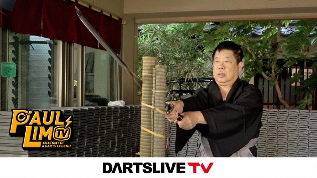 Darts ledgend Paul Lim slashes with the samurai sword! - DARTSLIVE TV ...